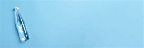 파란색 배경에 깨끗한 물이있는 유리 병 건강과 아름다움 물 균형 갈증 열 여름의 개념 배너 플랫 레이 상단 보기 0명에 대한 스톡 사진 및 기타 이미지 Istock