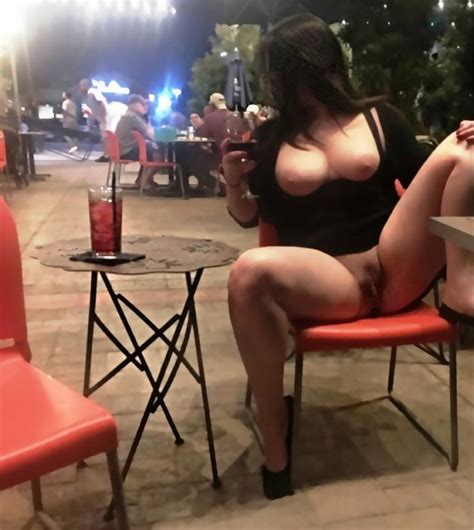 Foto Eksibisionis Cewek Seksi Montok Pamer Toked Gede Dan Memek Mulus