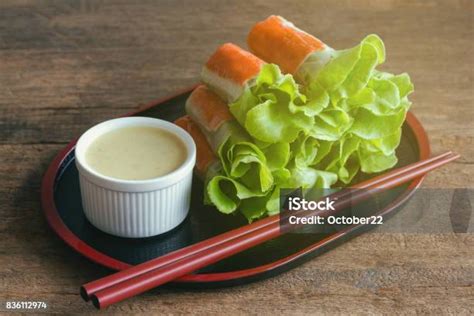 신선한 야채와 게와 신선한 춘권 사비 혼합 샐러드 크림 소스를 찍기와 함께 제공 됩니다 일본 스타일 전채 또는 식사에 대 한 건강 한 맛 있는 음식에 샐러드 또는 신선한