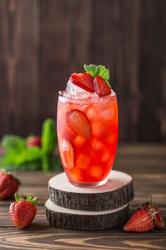신선한 딸기 칵테일입니다 신선한 여름 딸기와 얼음 조각을 함께 칵테일입니다 어두운 배경에서 딸기 소 다 음료의 유리입니다 딸기에 대한 스톡 사진 및 기타 이미지 Istock