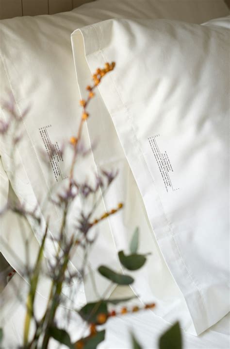 침대 위에 앉아있는 꽃다발 사진 Unsplash의 무료 회색 이미지