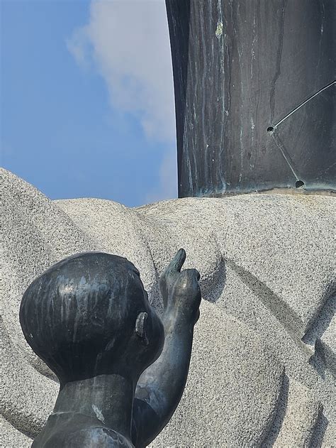 자신의 거짓말이 밝혀졌는데도 아무런 양심의 가책을 느끼지 않는 그 사람은 파렴치한이다