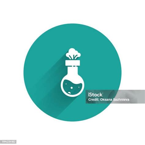 긴 그림자로 분리 된 흰색 테스트 튜브 및 플라스크 화학 실험실 테스트 아이콘 실험실 유리 표지판 녹색 원 버튼입니다 벡터 일러스트레이션 개발에 대한 스톡 벡터 아트 및