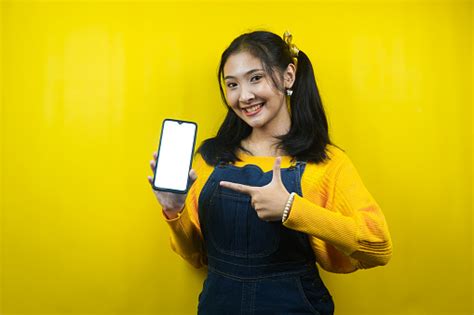 예쁘고 귀여운 젊은 여성 쾌활 자신감 스마트 폰을 들고 손 빈 또는 흰색 화면 스마트 폰 응용 프로그램을 홍보 제품 홍보 광고 고립 20 24세에 대한 스톡 사진 및 기타