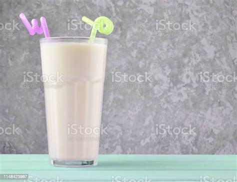 투명 유리 신선한 유기농 우유 콘크리트 벽의 배경에 파스텔 색상 나무 테이블에 칵테일 세관 복사 공간 건강한 생활방식에 대한 스톡 사진 및 기타 이미지 Istock