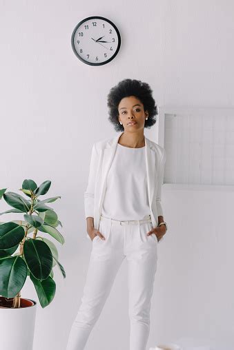 사무실에서 포즈를 취하는 아름 다운 아프리카계 미국인 사업가 경영자에 대한 스톡 사진 및 기타 이미지 경영자 기업 비즈니스 단정한 사무복 Istock