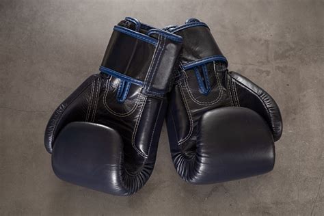 산업 소박한 콘크리트 바닥 바탕에 네이 비 블루 권투 장갑 가방에 대한 스톡 사진 및 기타 이미지 가방 가죽 경쟁