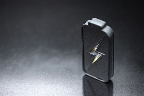 에너지 개념 배터리 에너지 기술 배경 어두운 배경에 혁신적인 전력 기술과 지속 가능성을 나타내는 충전된 배터리 아이콘입니다 복사 공간이 있는 최소한의 설정 짙은 흑연 금속