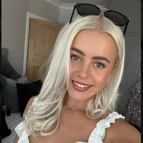 Elliekeen On Threads