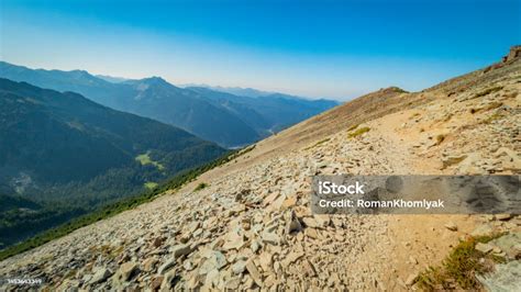 산의 바위 경사면 구름 하늘을 배경으로 솟아오른 봉우리에서의 놀라운 전망 산 꼭대기의 길 마운트 프리몬트 전망대 트레일 일출 지역 레이니어 산 가문비나무에 대한 스톡 사진