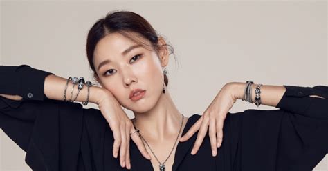 한혜진 화보 속 우아한 포즈분위기가 남달라