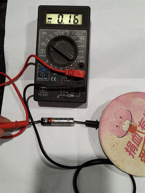 鄭子璉 老婆反映遙控器的燈一直閃，按慣例，這是沒電的象徵。 拿出兩顆新的 永備電池 勁量