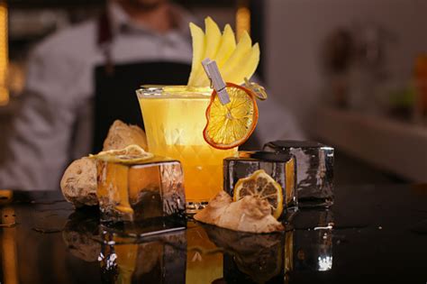 Barmen 알코올 칵테일 만들기입니다 신선한 알코올 칵테일 오렌지 조각과 얼음 조각으로 페니실린 건강관리와 의술에 대한 스톡 사진 및 기타 이미지 Istock