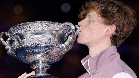 جاكرتا تاريخ مبتكر جديد، جانيك سينر يطرد ميدفيديف للفوز بلقب بطولة