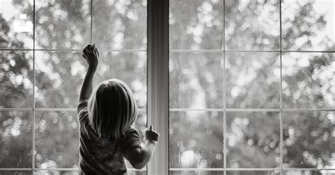 스트라이프 셔츠와 바지를 입은 소녀의 회색조 사진 사진 Unsplash의 무료 캐나다 이미지