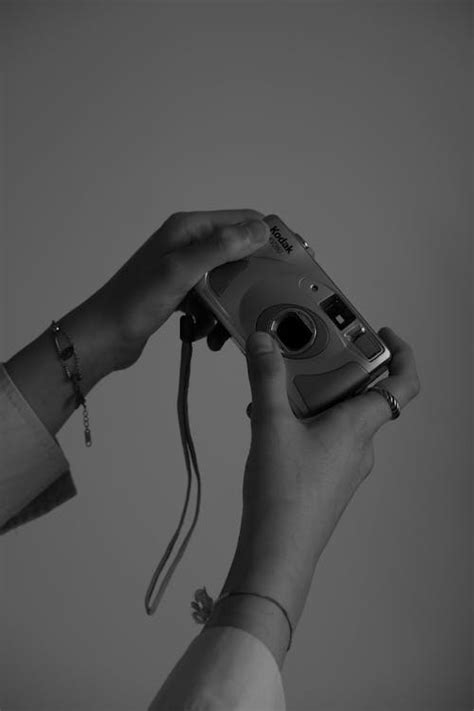 개인 스타일 관심 그레이스케일 나타내는 남녀 공통의 대조 디테일 레트로 카메라 미니멀리스트 미니멀한 블랙 앤 화이트 빈티지 카메라 사진 예술 사진