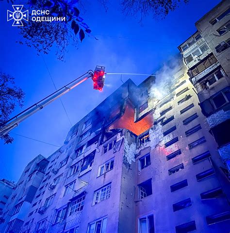 Нічна атака на Одесу вогонь охопив 9 поверхівку евакуйовано десятки людей