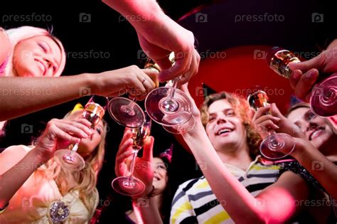 Фотография на тему Вид снизу группы людей с бокалами в руках Pressfoto