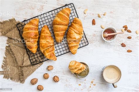 크루아상 꿀 잼 견과류 커피가 흰색 나무 배경에 있는 아침 식사 장면 최고 전망 0명에 대한 스톡 사진 및 기타 이미지 0명 갈색 꿀 Istock