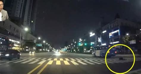 술취해 검정색 옷 입고 무단횡단男 버스 치여 누구 잘못