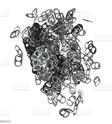 모자가 공중에서 날 수 있고 알루미늄 통조림 캡이 흩어지고 쓰레기통에서 재활용 할 수 있습니다 흰색 배경 격리 동결 모션 고속 셔터 강철에 대한 스톡 사진 및 기타 이미지