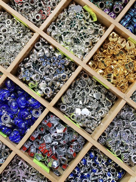 მძივების და ძაფების მაღაზია • ფერადი