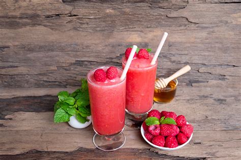 건강 한 나무 딸기 스무디 주스 음료 유리에 맛 있는 맛 나무 배경에 에피소드 아침 마셔 감기와 독감에 대한 스톡 사진 및 기타 이미지 감기와 독감 건강한 생활방식