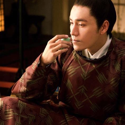 ปกพนโดย Chonnikan Wongkasae ใน Chen kun จน