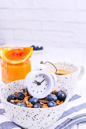 컵 오렌지 주스 향기로운 모닝 커피에 블루베리와 뮤 즐 리 흰색 나무 배경과 알람 시계에 아침 식사 복사 공간 0명에 대한 스톡 사진 및 기타 이미지 Istock