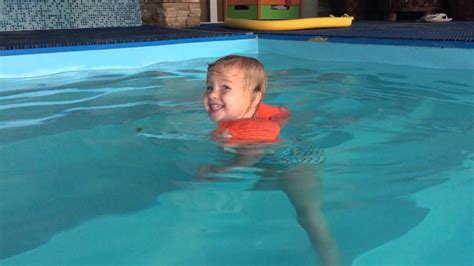 Милана прыгает в бассейн Youtube