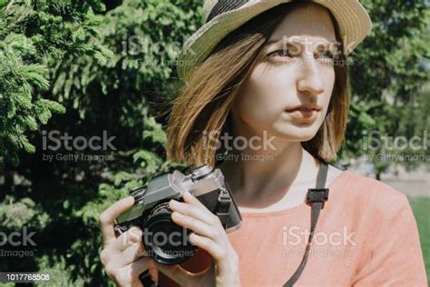 빈티지 필름 카메라 야외 여성 사진 작가 또는 선택적 초점 밖에 서 관광 젊은 성인 여자의 아름 다운 라이프 스타일 초상화 거리에 대한 스톡 사진 및 기타 이미지 Istock