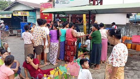 ပေါင်မြို့နယ်၌ကုန်စျေးနှုန်းများတည်ငြိမ်ကျဆင်းစေရေးအခြေခံစားသောက်ကုန်စည်များရောင်းချပေးလျက်ရှိ