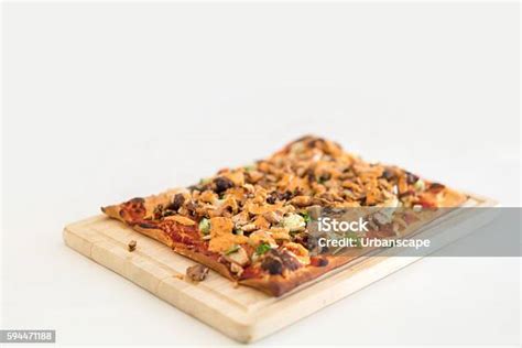 나무 접시에 집에서 만든 피자 흰색 테이블에 공간을 복사 0명에 대한 스톡 사진 및 기타 이미지 0명 건강에 좋지 않은 음식 고기 Istock