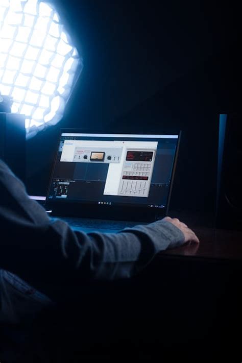 가벼운 가젯 광원 기술 기술 설정 노트북 노트북 화면 디지털 디지털 도구 디지털 인터페이스 디지털 제작 멋진 조명 모니터 믹싱 불이 켜진 사용자