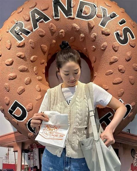 류이서 더울 땐 시원하게 똥머리 할머니 조끼 입고 도넛 먹방 나들이 스타와 패션