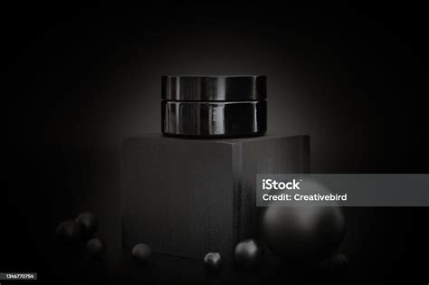 검은 연단에 서 있는 블랙 브랜드 화장품 크림 항아리 블랙 백에 스킨 케어 제품 프리젠 테이션 우아한 모형 스킨케어 뷰티 스파 모형에 대한 스톡 사진 및 기타 이미지