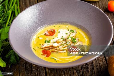 나무 소박한 배경 상단과 측면 둥근 접시 크림 수프에 닭고기 채소와 토마토의 고기 조각 노란색 0명에 대한 스톡 사진 및 기타 이미지 Istock