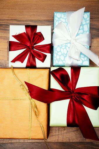 나무 테이블에 선물 상자의 그룹 크리스마스 개념 축하 이슬람 종교 알라 전통 라마단 카림 코란 매트 라마단 신 모스크 영성 교육 책 거룩한 책 기도 매트 아랍어 서예 아랍어