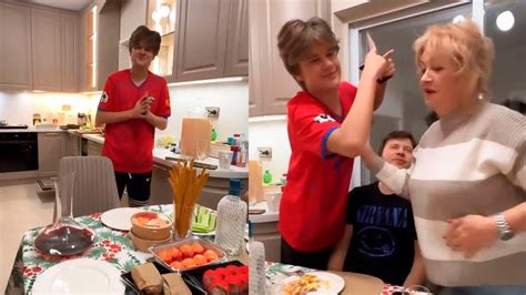 Елена Бушина устроила праздничный ужин с родными Сын Марк получил паспорт Youtube