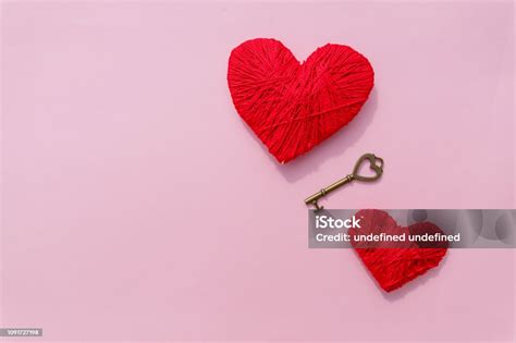 분홍색 배경에 고립 된 두 개의 하트 내 발렌타인이 되라 발렌타인 데이 인사말 카드입니다 붉은 하트와 황금 열쇠 사랑 결혼식 날