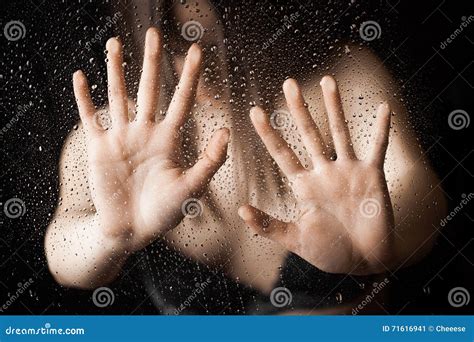 Женщина ужаса за стеклом мягким фокусом Стоковое Изображение изображение насчитывающей