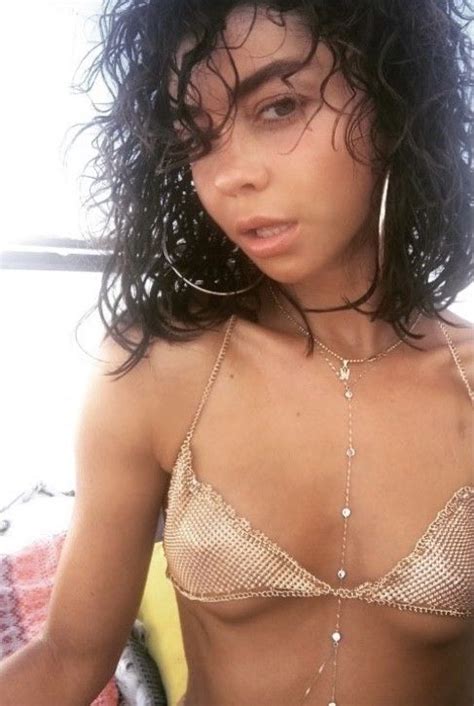 Foto De Sarah Poking Nips