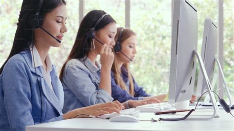 헤드셋이 있는 고객 지원 에이전트 또는 콜 센터는 데스크톱 컴퓨터에서 작동하면서 전화 통화로 고객을 지원합니다 운영자 서비스 비즈니스 대표 개념입니다 사진