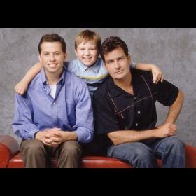 Mon Oncle Charlie Ashton Kutcher Et Tout Le Cast Signent Pour La
