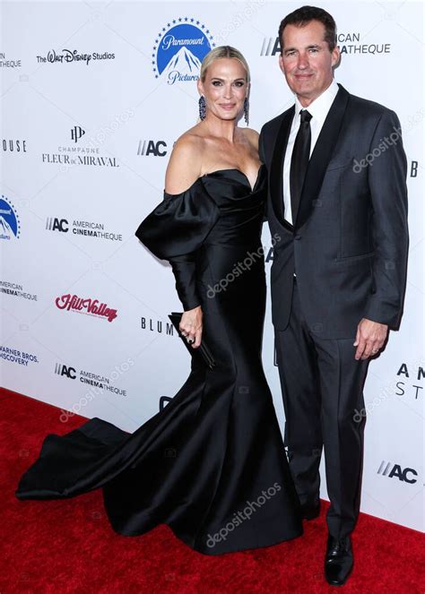 Molly Sims Y Scott Stuber Llegan A Los 36th Annual American Cinematheque Awards En Honor A Ryan
