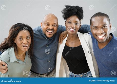 Grupo De Amigos Africanos Felices Personas Foto De Archivo Imagen De Teniendo Africano