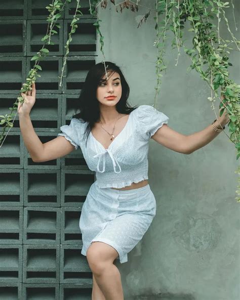 Intip Gaya Seksi Nora Alexandra, Istri Jerinx yang Memesona