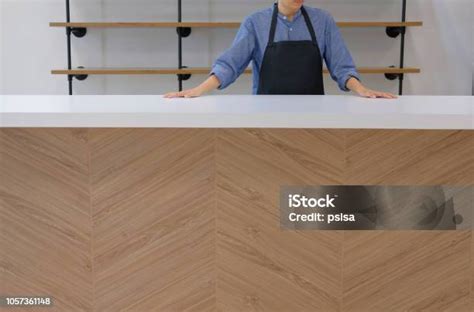 비즈니스 소유자 카페 커피숍 레스토랑 카운터 바에서 서 있는 앞치마를 입고 기업가에 대한 스톡 사진 및 기타 이미지 기업가 남자 레스토랑 Istock