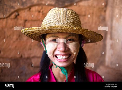 Myanmar Girl Fotos Und Bildmaterial In Hoher Auflösung Alamy