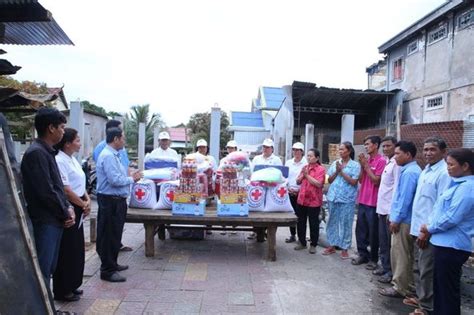 ប្រជាពលរដ្ឋរងគ្រោះដោយភ្លើងឆេះផ្ទះ ចំនួន២គ្រួសារ នៅក្រុងសំពៅពូនទទួលបានអំណោយមនុស្សធម៌